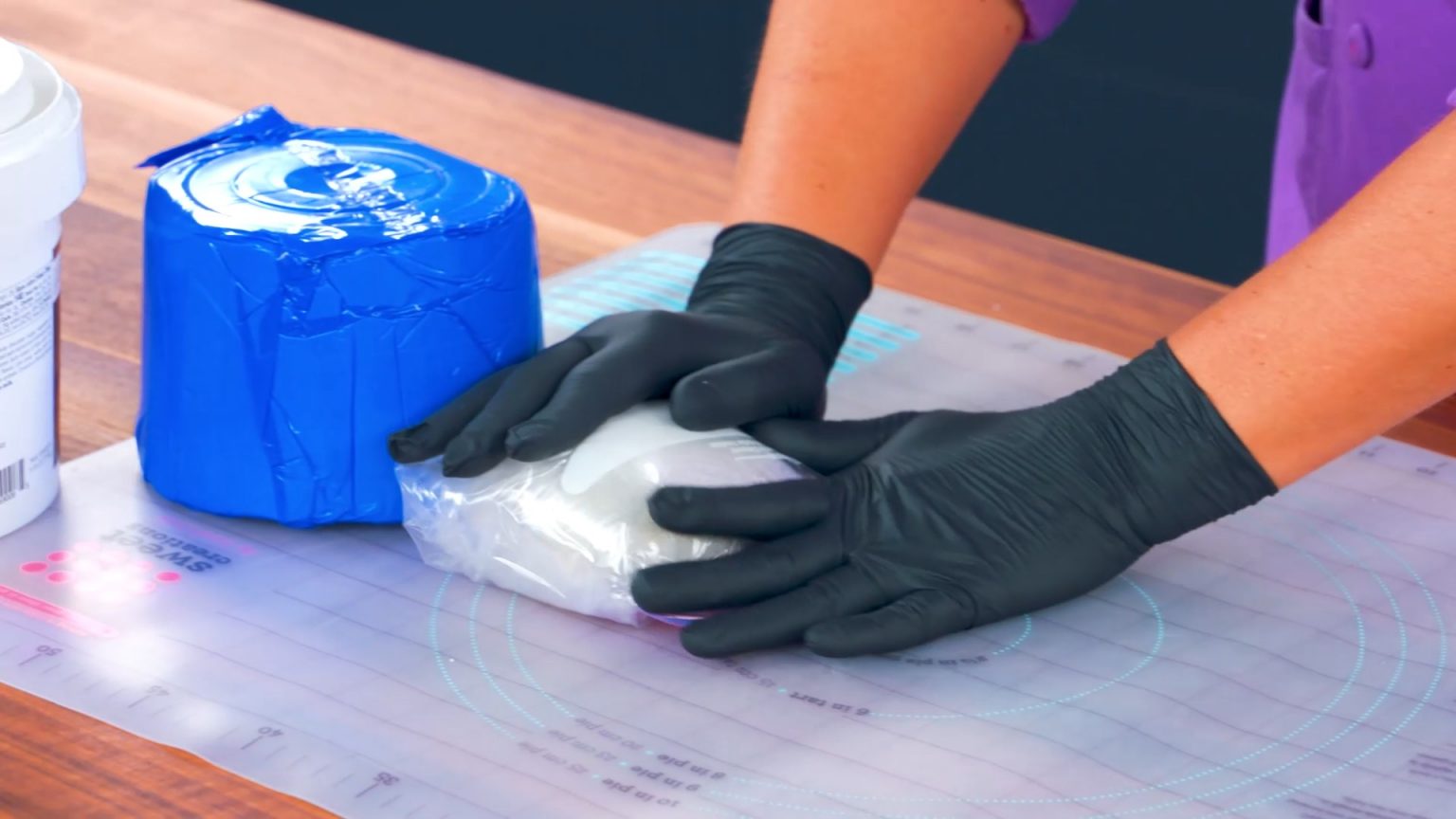 Coloring Fondant | Creative Cake Design