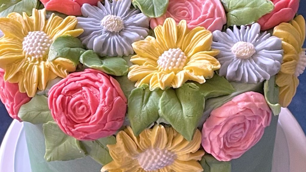 Piping Flowers with Russian Tips | Creative Cake Design