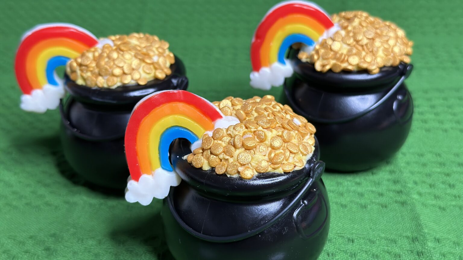 Holiday Mug Huggers | Creative Cake Design