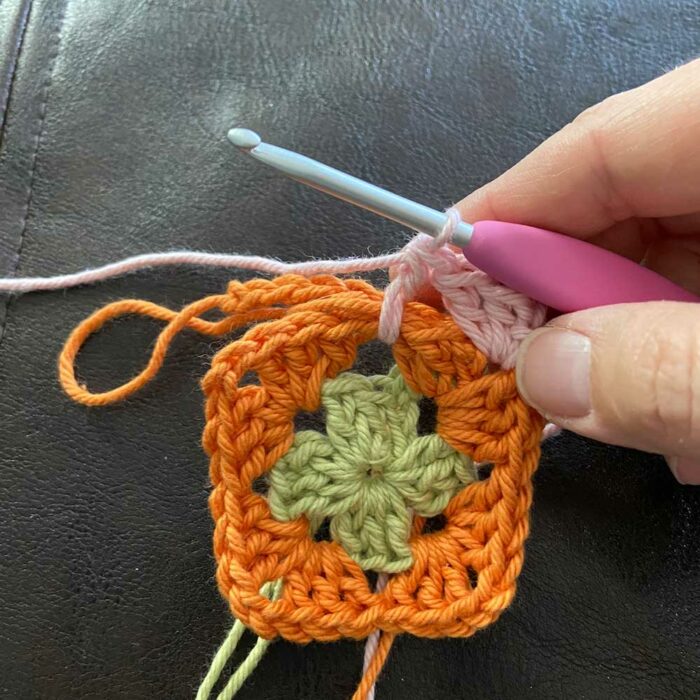 Granny Square Color Change Tip: Reduce Yarn Tails by Half! | Creative ...