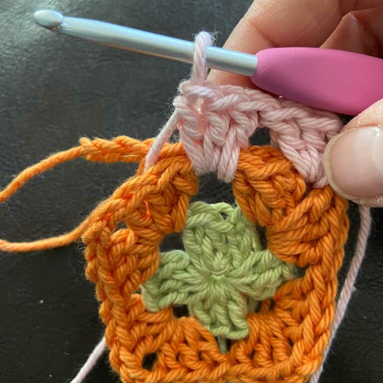 Granny Square Color Change Tip: Reduce Yarn Tails by Half! | Creative ...