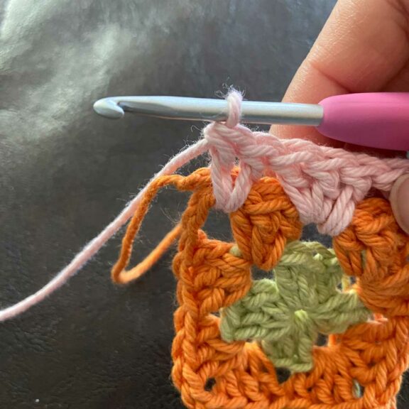 Granny Square Color Change Tip: Reduce Yarn Tails by Half! | Creative ...