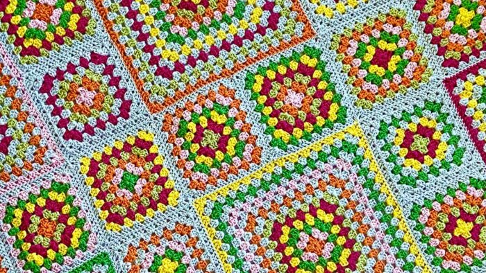 Granny Square Color Change Tip: Reduce Yarn Tails by Half! | Creative ...