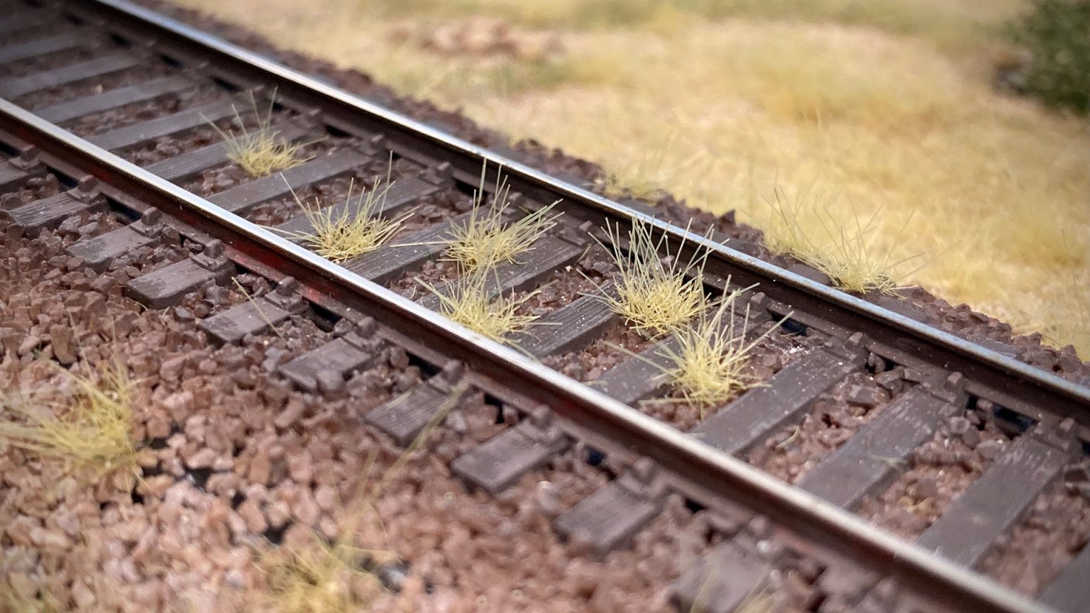 How to Create Realistic Model Railroad Streets & Fences | MRA | www ...