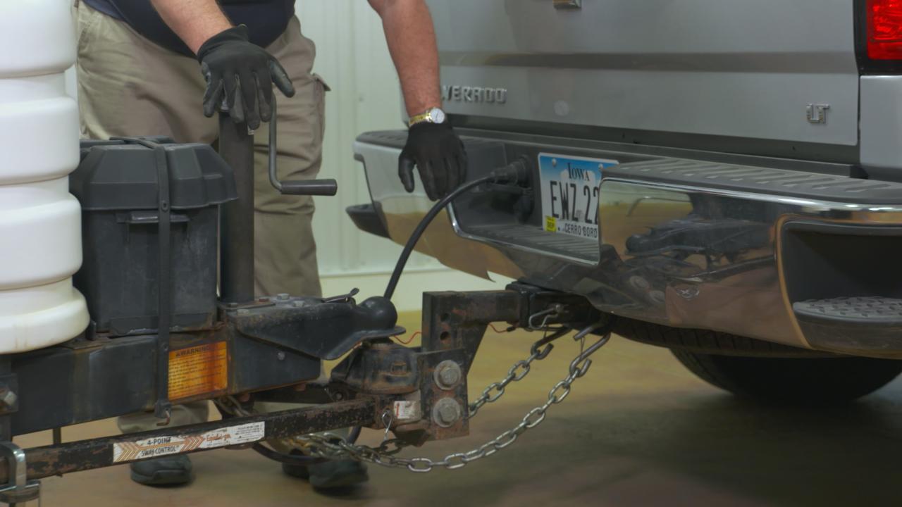 How to Connect a Trailer Weight Distribution Hitch | RV Repair Club